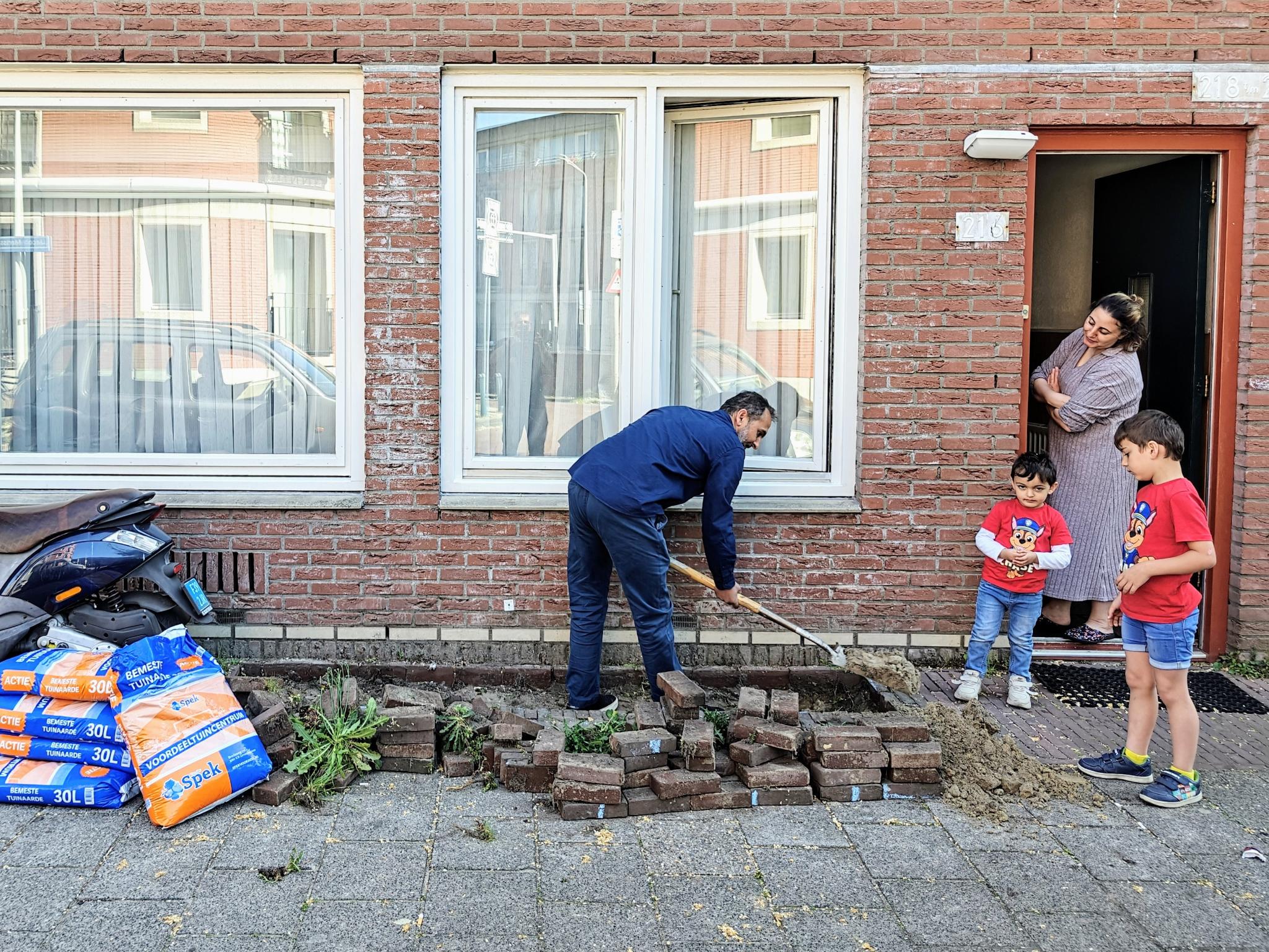 Nog nooit zoveel Haagse tegels vervangen voor groen - Den Haag